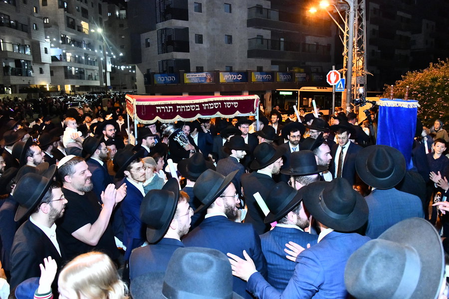 גלריה מסכמת מהכנסת ספר תורה של 'בני הישיבות' | תיעוד | כיכר השבת