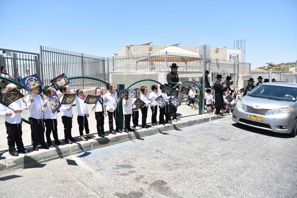 עם דגלים ברחובות, כך קידמו ילדי החמד את האדמו"ר בהרי יהודה | כיכר השבת
