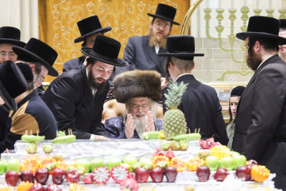 נהרה של שמחה על פניו - ט"ו בשבט בצילו של זקן אדמו"רי בורו פארק | כיכר השבת