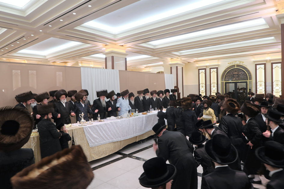 חתונה חסידית מרגשת: צאצאי רבי אהרן מרדכי נישאו יחדיו בצל המלחמה | כיכר השבת