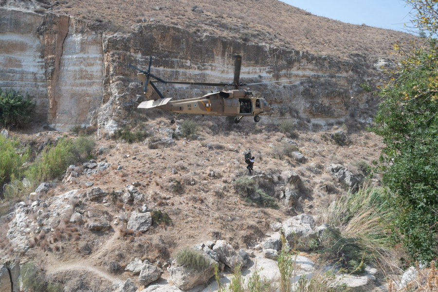 משפחה חרדית שנכנסה לנחל הפופולרי שנסגר - חולצה בשלום ונקנסה | כיכר השבת
