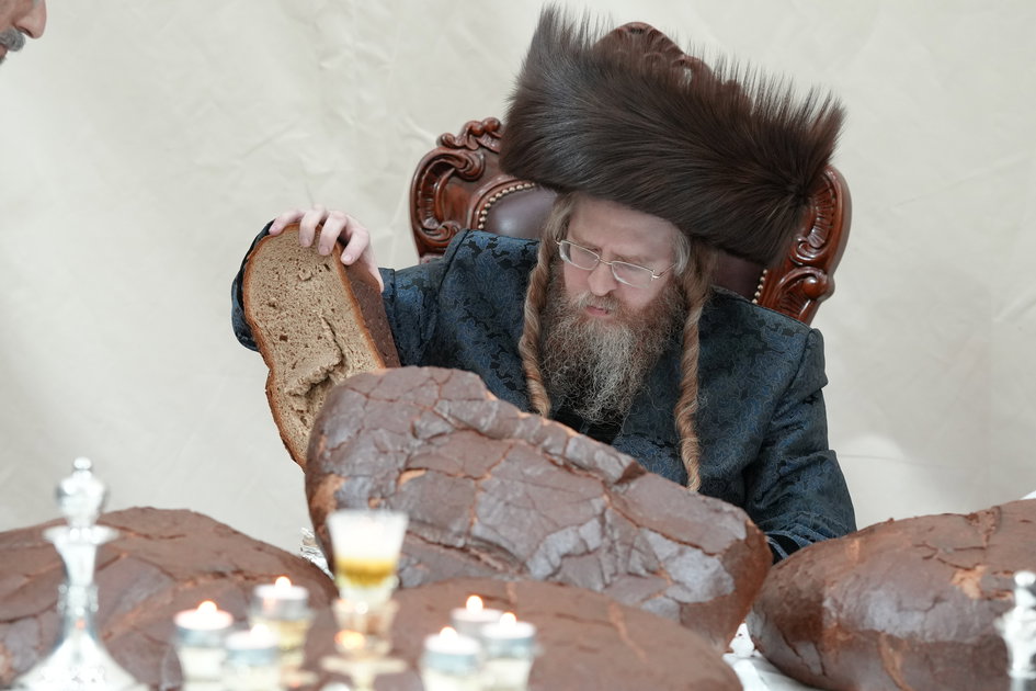 המסורת נמשכת: האדמו"ר חילק לחם שחור לכלל החסידים בליל האושפיזין | כיכר השבת