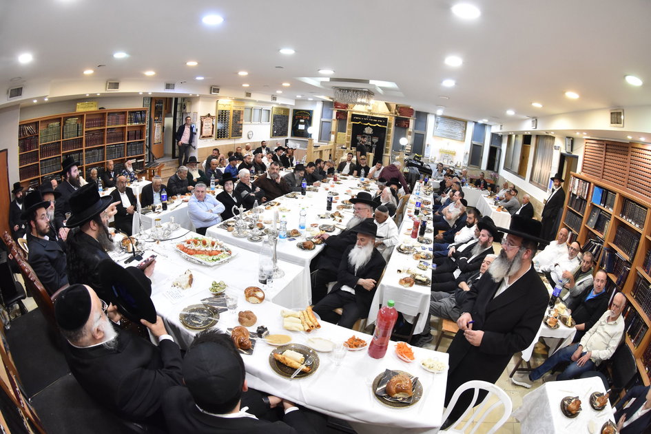 מכל החוגים והכיפות | הילולת האדמו"ר מקליוולנד זצ"ל איחדה את רעננה ...